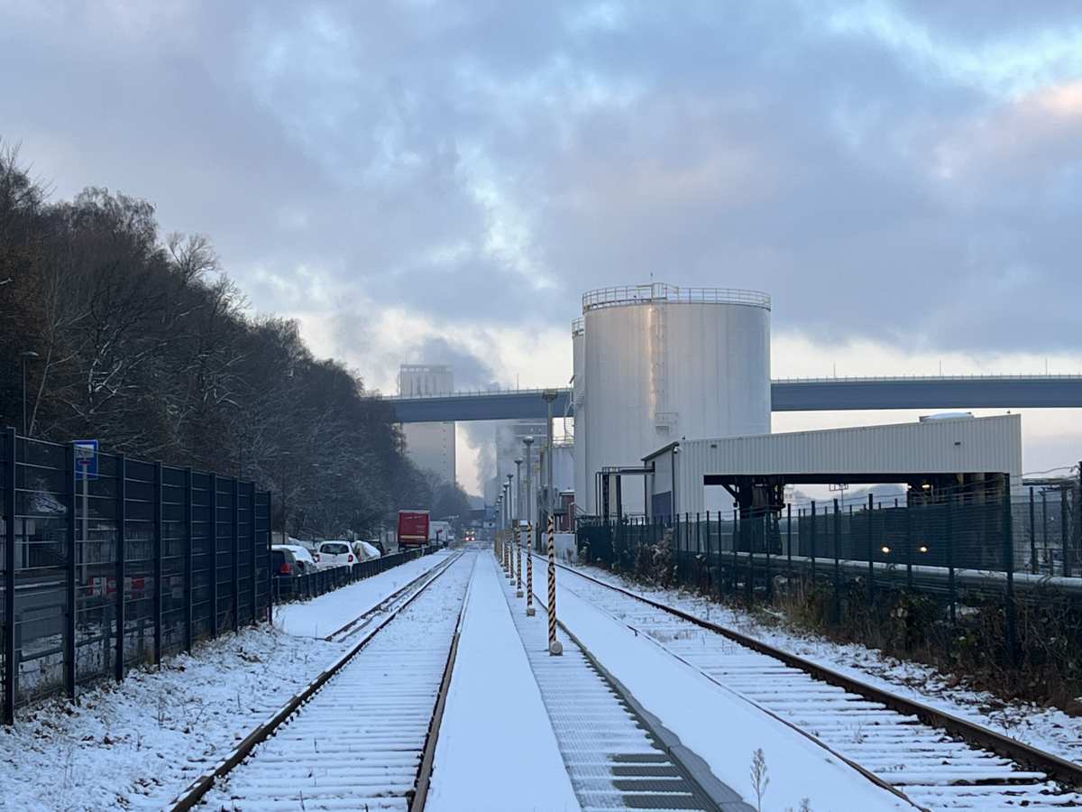 bahngleise-uferstrasse-am-nord-ostsee-kanal | We love Kiel