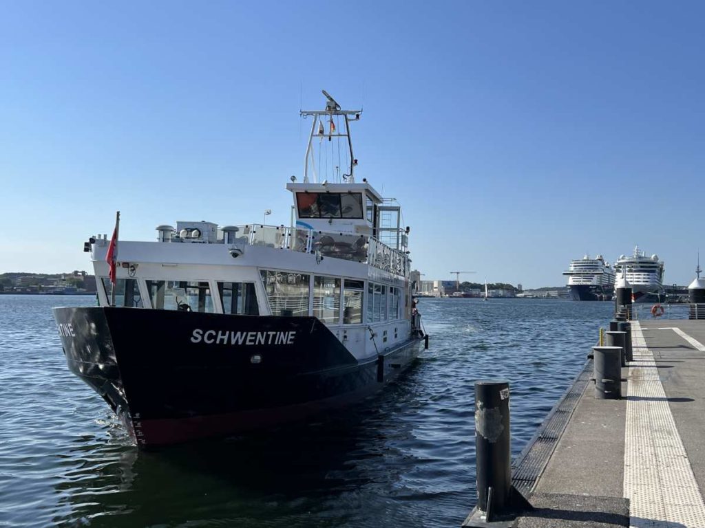 SFK Fähre MS Schwentine an der Reventloubrücke | We love Kiel