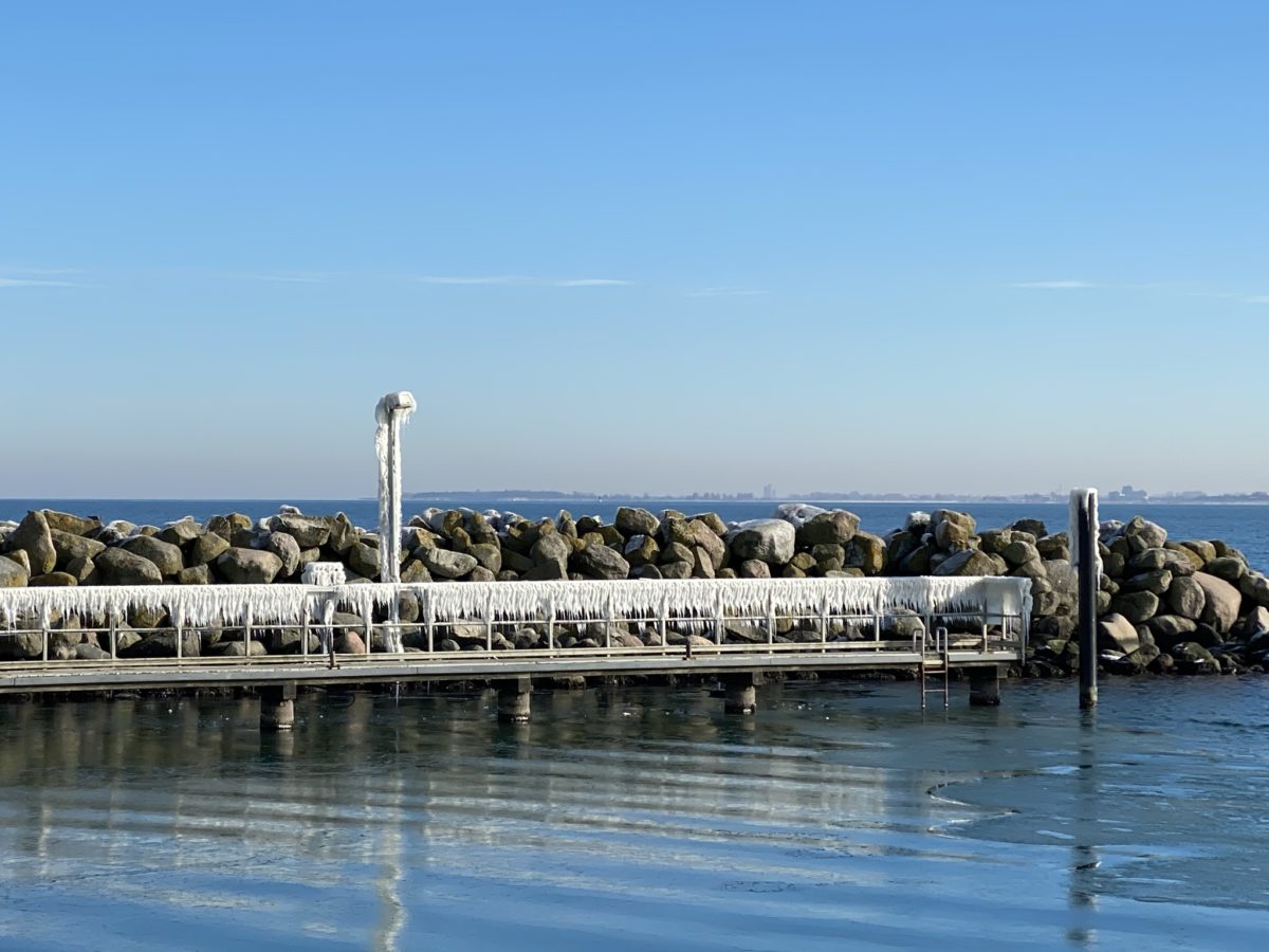Olympiazentrum Schilksee im Winter mit Sonnenschein und Eis | We love Kiel